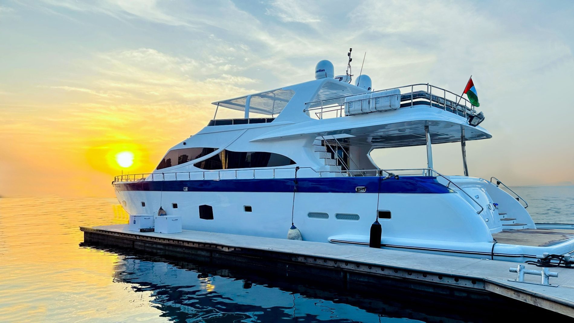 Cozmo 90ft Yacht with Pool: Luxury Redefined